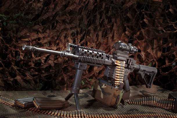 【実銃】M4から軽機関銃に変身できる画期的な銃器「FIGHTLITE MCR」 | ニュース | アームズマガジンウェブ
