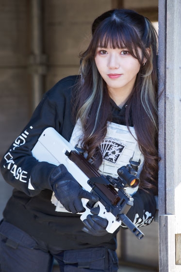 スタイリッシュなホワイトカラーのP90カスタム「EMG×KRYTAC FN P90 ALPINE CUSTOM EDITION 電動ガン ...